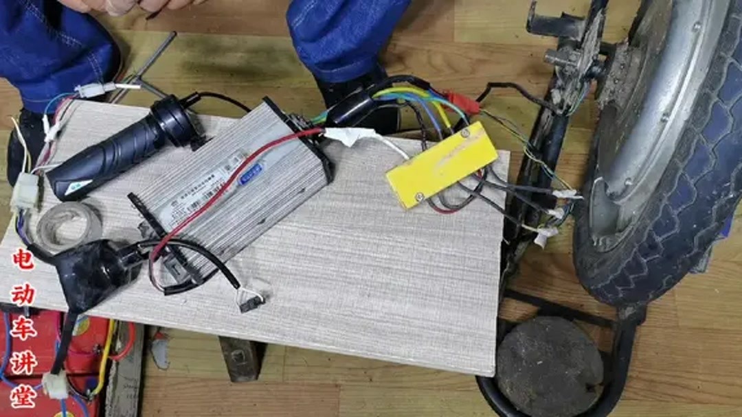 电动车转把线,有的正极和信号线碰一下车子就启动,而有的不启动
