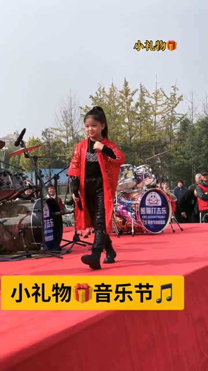 小礼物参加音乐节,百名鼓手伴奏现场超炸️直播啦