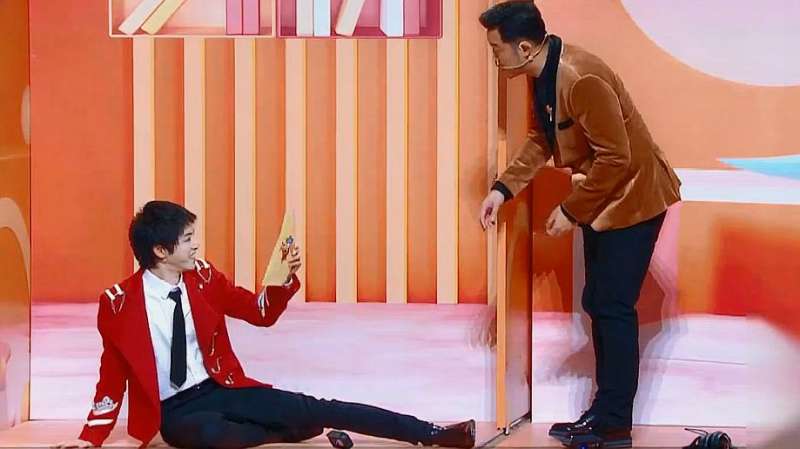 王牌对王牌:华晨宇双重切换演依萍,小拳拳打沙溢笑疯全场