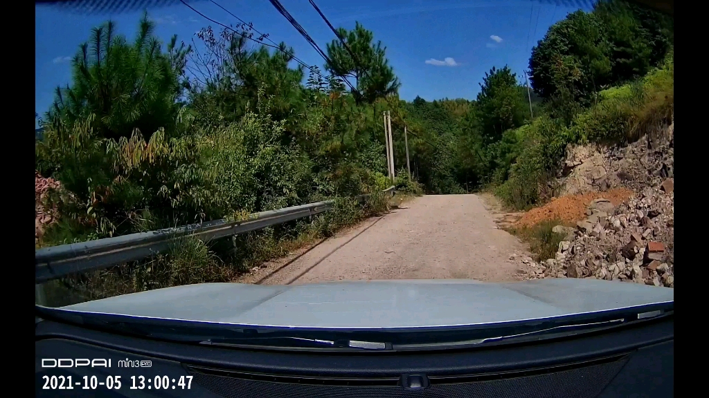 两段行车记录仪拍下的画面。