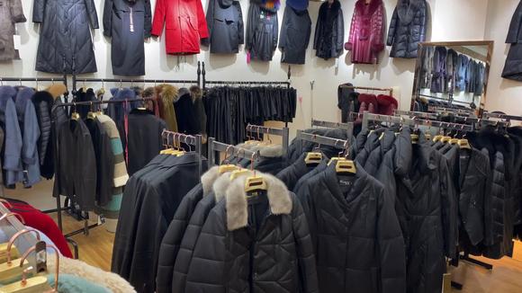 年前最后几天,实体店人气不旺,小羊夫妻继续直播皮草