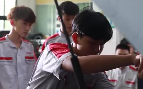 ...体验一边在企业实践,一边在课堂学习的“工学一体化”教学模式哦!