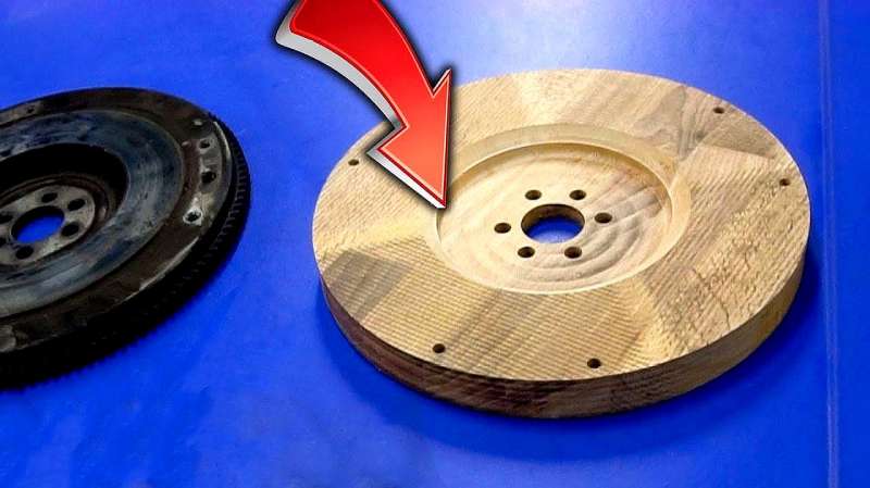 老外作死将汽车飞轮换成木质的,汽车还能行驶吗?网友:脑洞大开