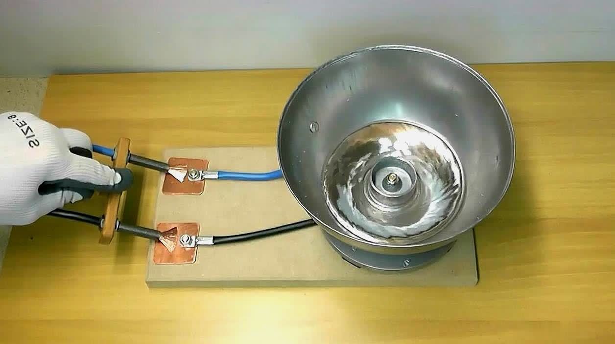 好神奇!水银通电后在磁场中高速转动