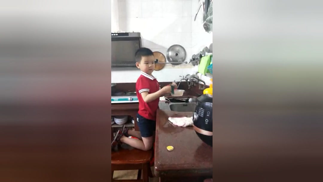 儿子学洗碗