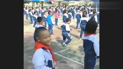 同样九年义务教育,你却如此优秀!校长:那位同学,请上台表演!