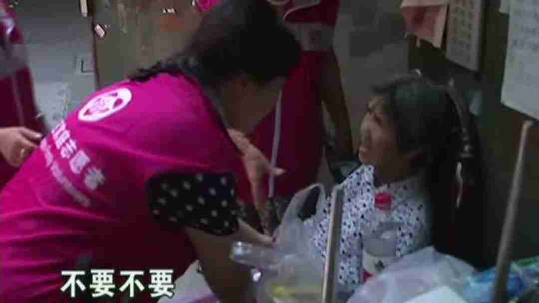老人没带钥匙 家人求助社区