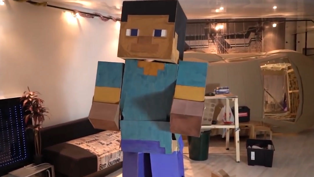 小哥用纸板自制《我的世界》主角史蒂夫,还可以把他穿在身上