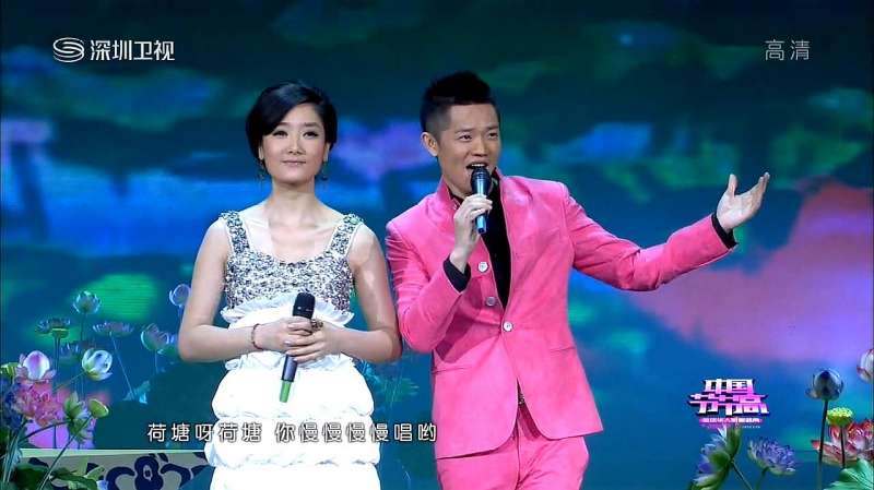 凤凰传奇现场演唱《荷塘月色》,超好听的好声音让人心情舒畅