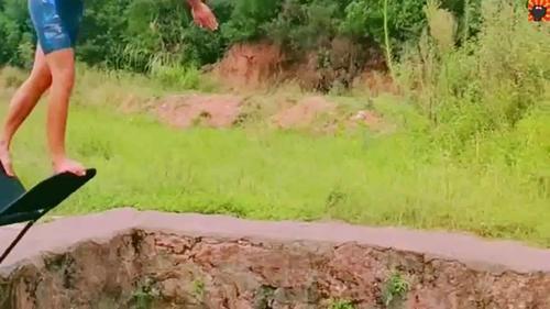 小伙子模仿跳水,这样的跳法还是第一次见,跳进水里宛如一条鱼