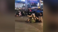 【现场直击】两女子商场门口撕扯,1人上衣都掀开了,男子拉都拉不住