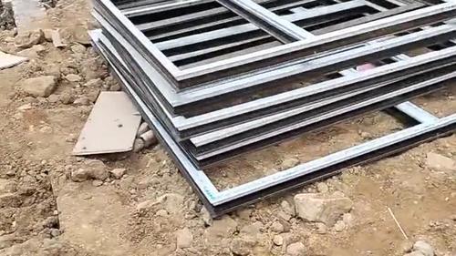 门窗已经制作完成,先装上几个看看效果怎么样,领导不满意就再重新做!