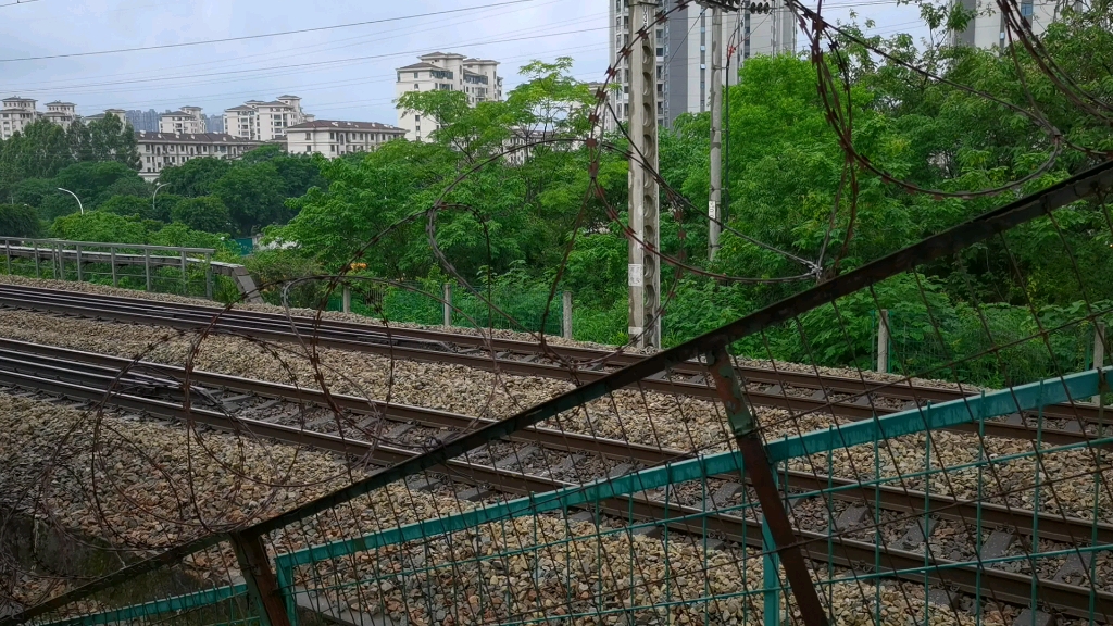 青岛开往赣州方向T397次列车快速通过水东,贡江大桥附近,上行列车