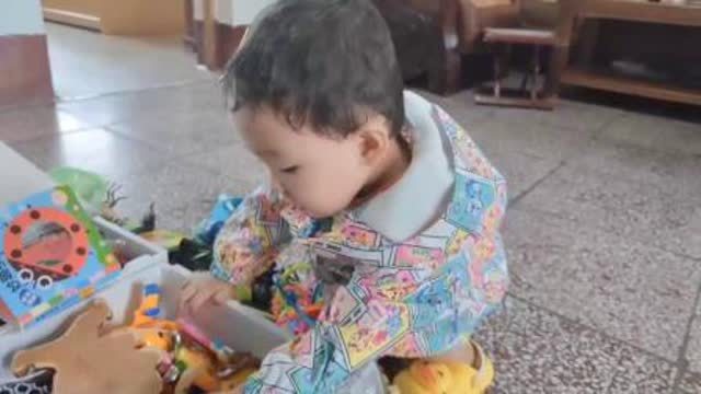 孩子的世界你永远不懂,热成那个样子,穿着厚衣服就是不让脱下来