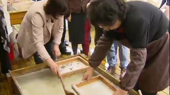 体验传统文化的魅力!非遗项目异地放光,古法造纸古中有新