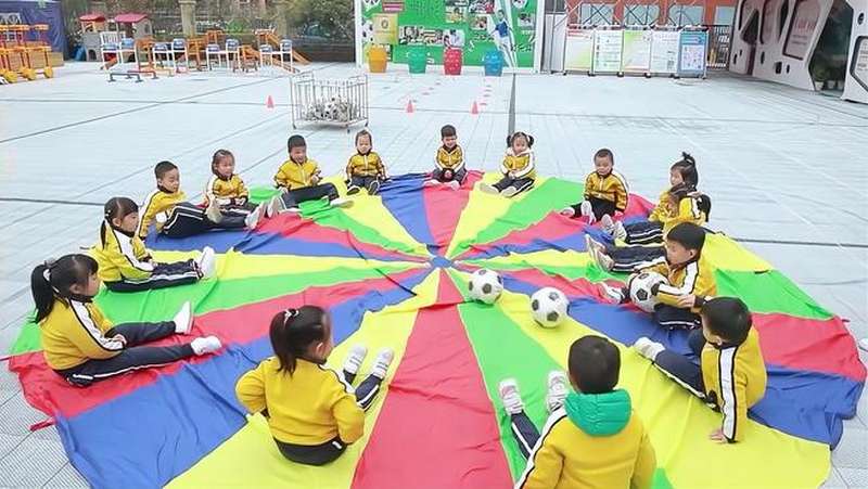 这所幼儿园有创意,老师们设计了70多种足球小游戏