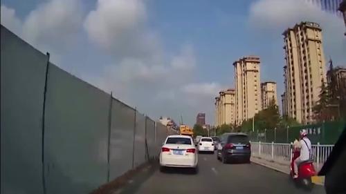 行车记录仪拍下,路怒症大哥骑摩托车想砸小车,结果亮了,轮子都没人家多