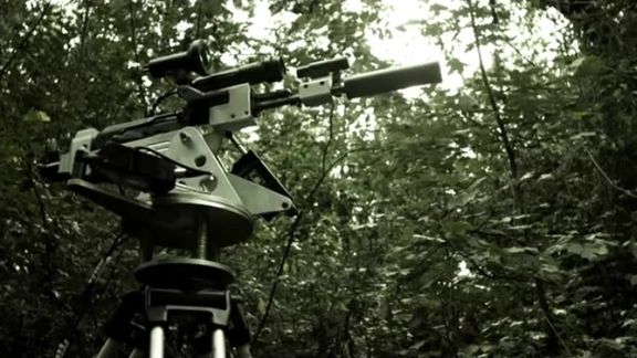 刺客对决-看似平常的手机,却是智能步枪的自动瞄准器,指哪打哪