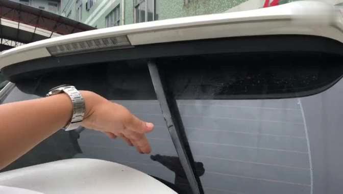 丰田霸道普拉多后雨刷更换