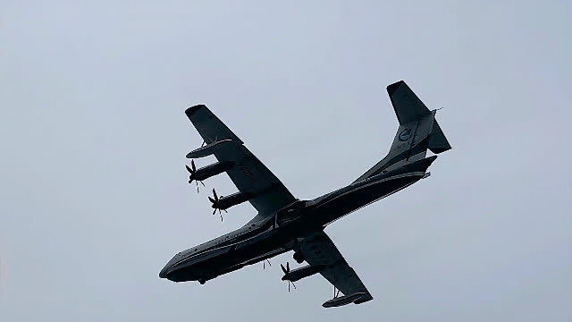 机场附近拍到,这架飞机由四台史上最强劲的涡桨发动机驱动