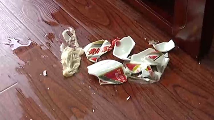 女子想卖酒 却失手摔碎1瓶86年茅台 老板居然还不要求赔钱?