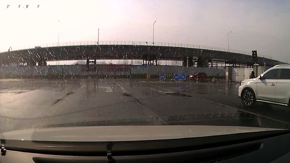 电瓶车穿越机动车道把我前保带掉,这个责任怎么划分?