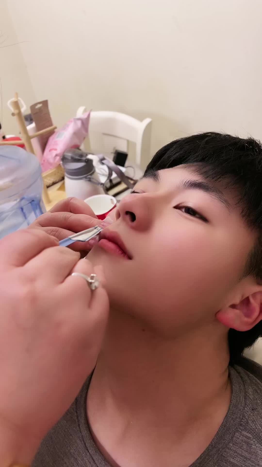 还有一个月15周岁的小伙,胡子拉碴甚是难看,老母亲我认为要18岁方可...