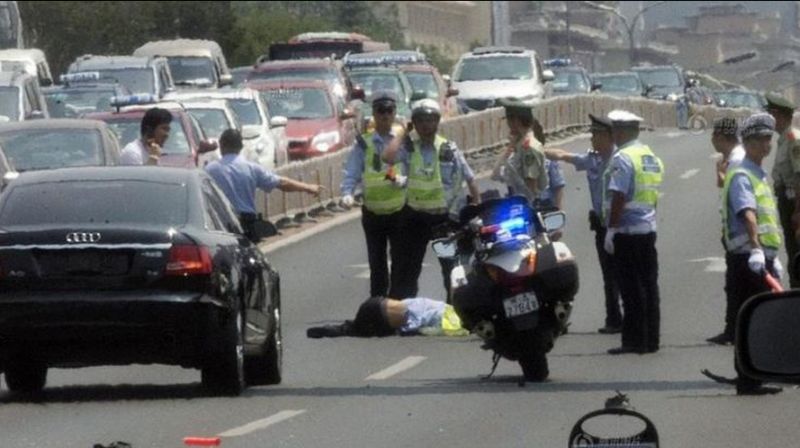 监控拍摄,SUV逆行加速,居然撞死交警!说好的生命诚可贵呢?