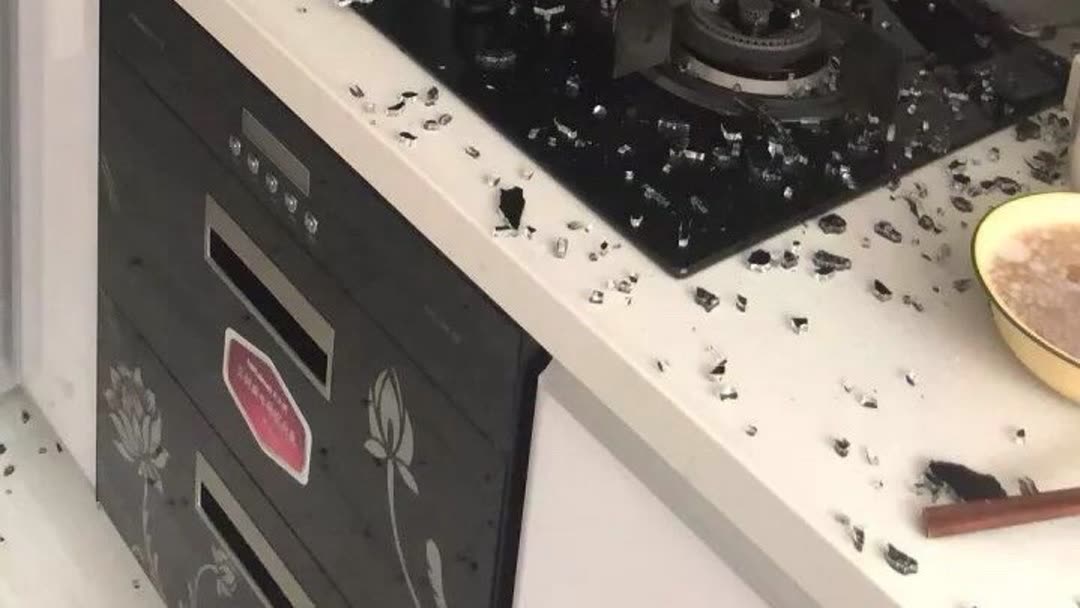 煤气灶无故发生面板玻璃爆炸,中午做饭时使用状态下无故发生自爆
