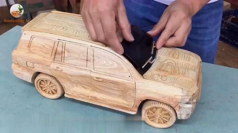 一位设计师用木头,纯手工制作汽车模型,网友称赞:妙啊