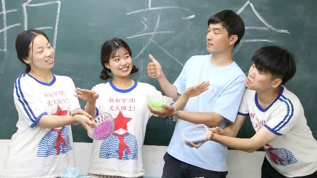 起泡胶拍卖会,没想到女同学以9999的高价拍下翡翠起泡胶