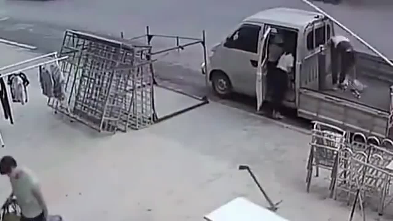 你绝对想象不到一个氧气瓶的威力!监控记录下了惊险一幕