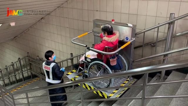​轮椅出行不用愁!上海地铁楼梯暗藏轮椅爬楼机:供老人和特殊群体使用