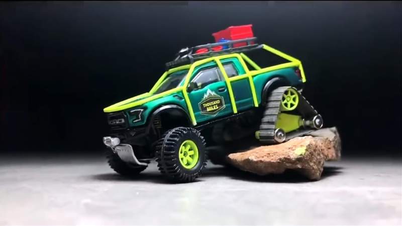 皮卡模型怒改履带车轮上山下水皆是坦途!