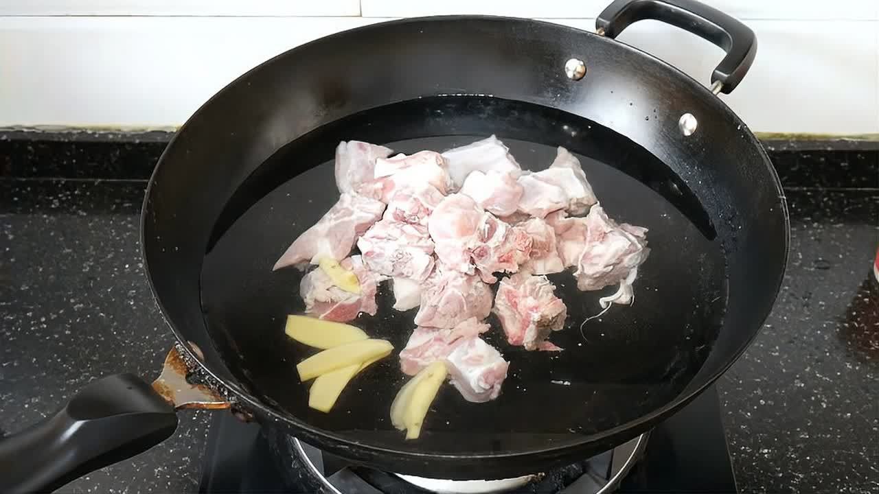 排骨焯水用热水还是冷水?教你小窍门,排骨软烂入味不腥也不柴