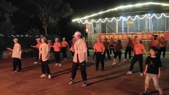 很火的舞蹈#让我们荡起双桨 #舞出美丽舞出健康
