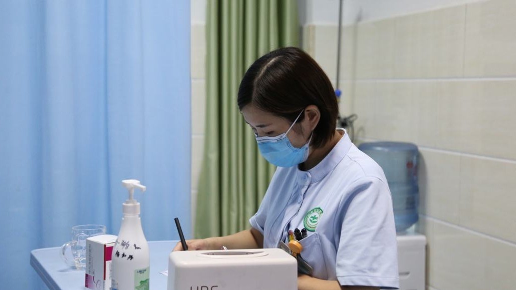 因误食纽扣电池 幼童气管食管被灼伤