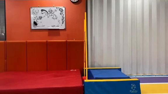 盼达少儿运动馆鱼跃滚翻训练