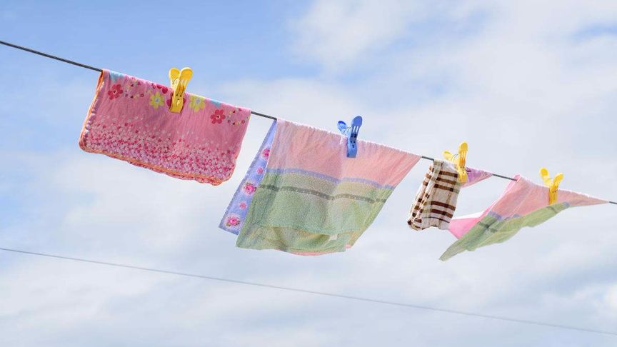 旧枕头套不要再扔了,奶奶教我在中间剪一刀,既省空间又防灰尘