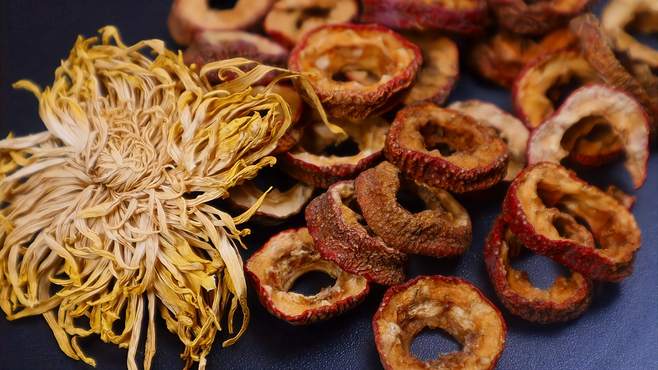 山楂搭配菊花真好,全身畅通了,脸也红润了,小肚子整齐了