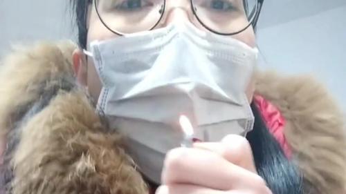 ...普通口罩和医用口罩的区别,只需要简单的吹一口气,就完全能区分了!
