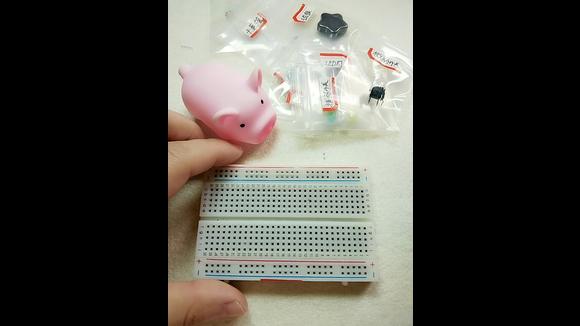 在面包板上建一个用开关控制LED灯的电路和七彩发光小猪