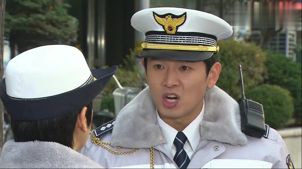 家门的荣光书英看到真儿在高处擦玻璃担心的对她发火_1