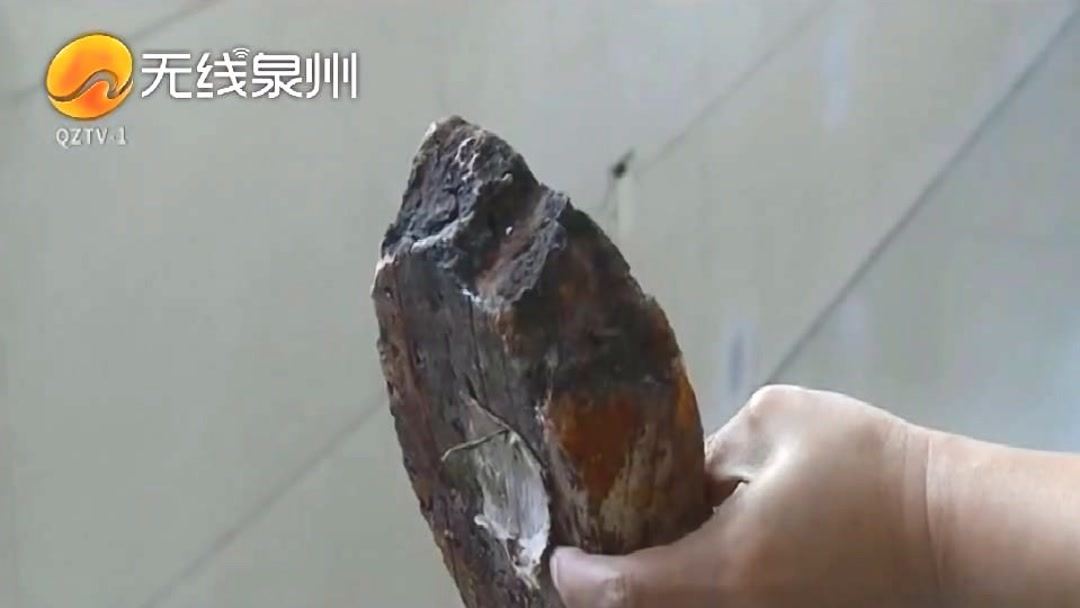 泉州:祸从天降!车停小区楼下被砖头砸中,疑似高空抛物