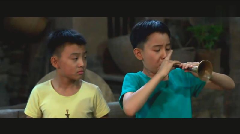 《百鸟朝凤》师傅收徒弟,一个吹唢呐,一个学鸟叫,众人欢呼