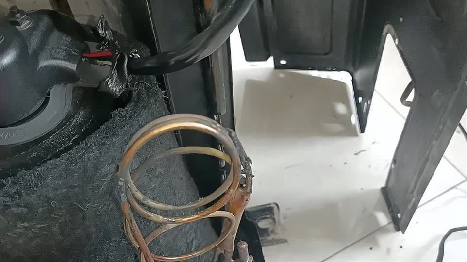 空调维修中,这台空调就是压缩机损坏更换压缩机,毛细管