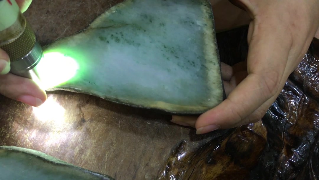 夜市上淘来的翡翠原石皮壳平淡无奇, 切开后里面的肉“太正点了”