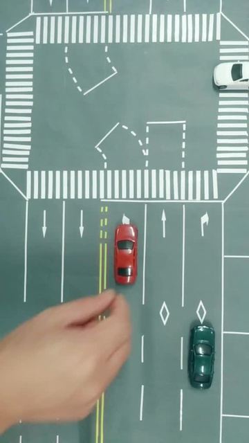 在没有红绿灯的十字路口两辆左转弯车辆哪个先行?