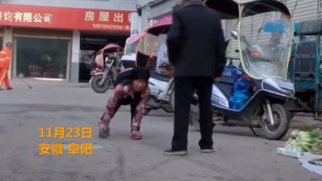 残疾夫妇靠四肢爬行卖艺,“怪异歌手”因自信拥有美丽人生