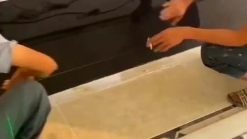 这个瓷砖厚度怎么样?老板出手就是阔气,要铺设一屋子这样的瓷砖